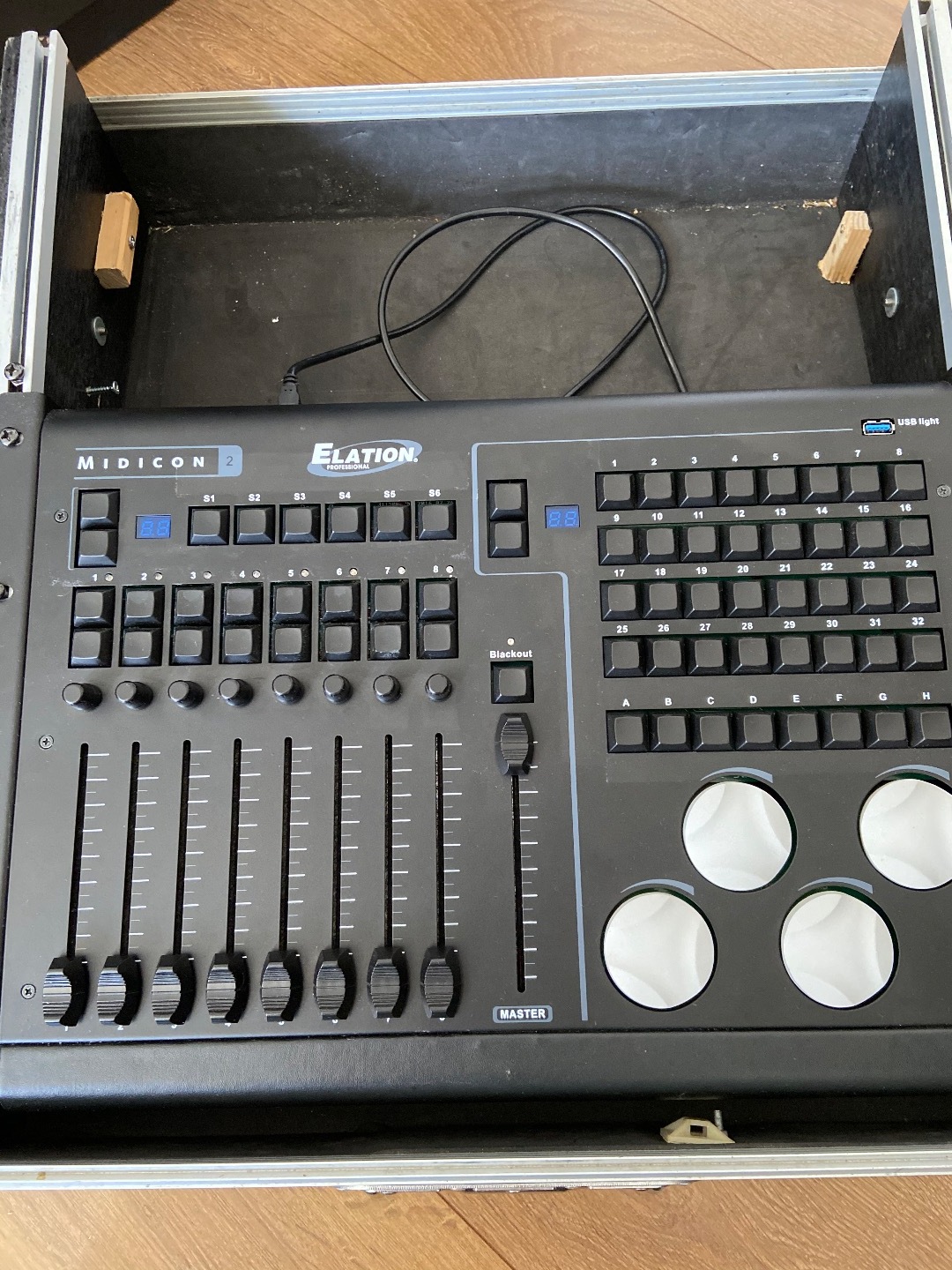 Elation Midicon 2 | 600 EUR - Gebrauchte-Veranstaltungstechnik.de - Der ...