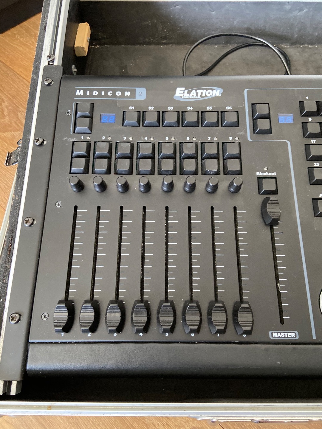 Elation Midicon 2 | 600 EUR - Gebrauchte-Veranstaltungstechnik.de - Der ...