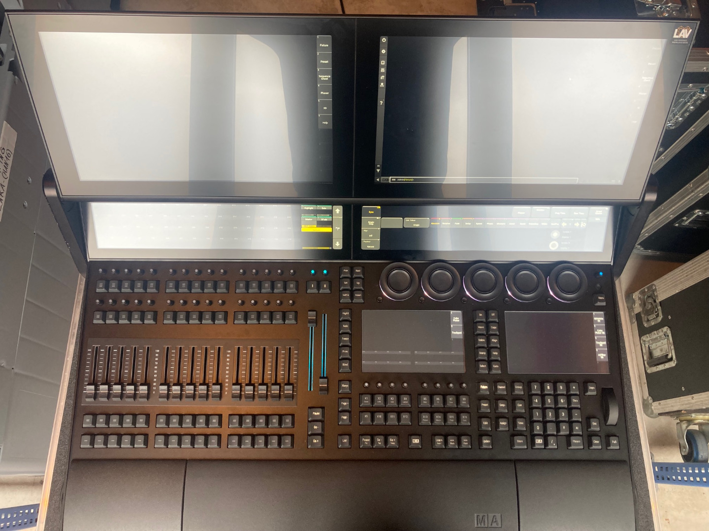 MA Lighting grand MA3 light neuwertig im Flightcase | 32500 EUR ...