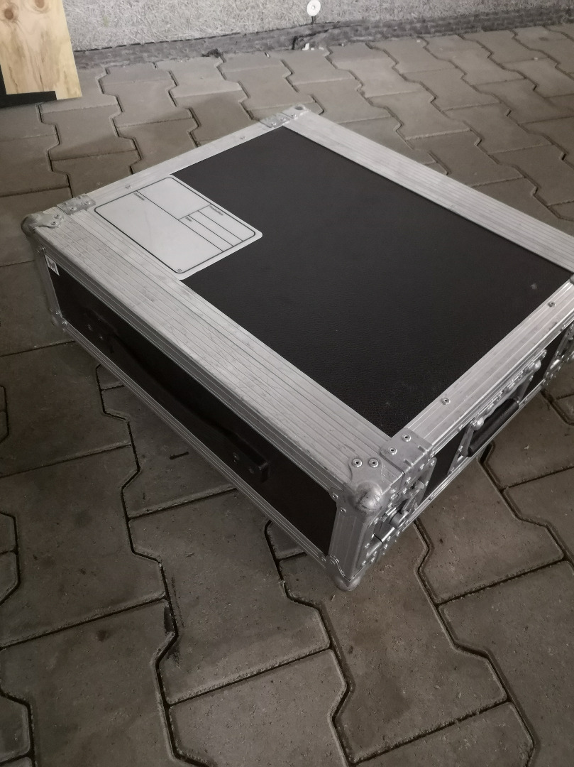 Enttec DataGate MKII in 19" Case mit HP Procurve Switch und 3-/ 5-pol ...