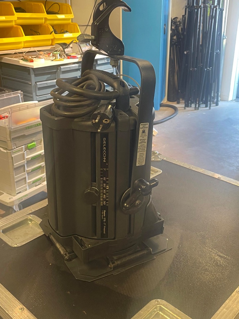 Selecon RAMA 175 fresenel (8pcs) | 1561 EUR - Gebrauchte ...